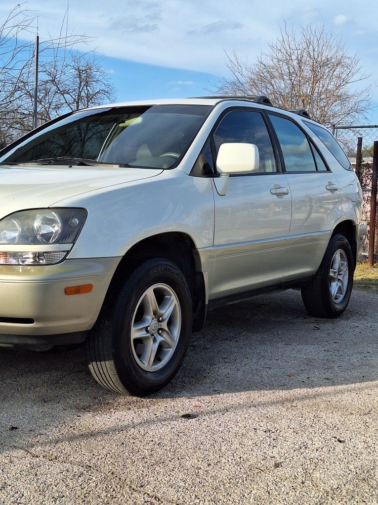 2000 Lexus Rx 300 for Sale in San Antonio, TX - OfferUp
