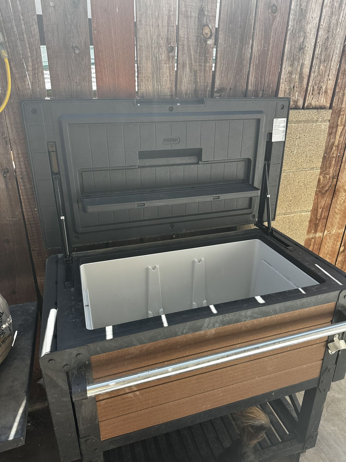 Back Yard Ice Chest for Sale in Taft, CA - OfferUp
