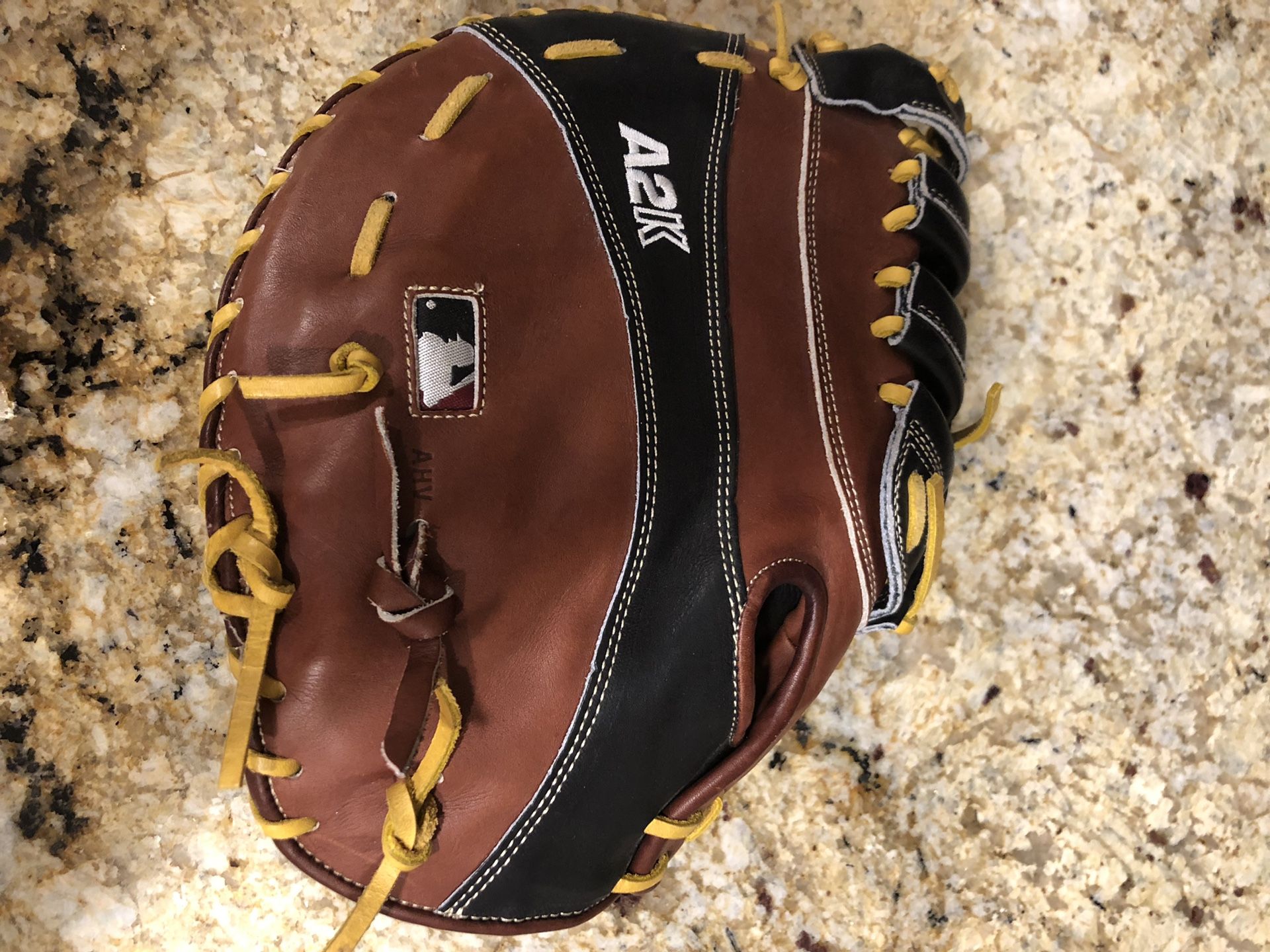 Wilson A2K 2800 First Base Baseball Glove RHT (A2000, HOH) for Sale in ...