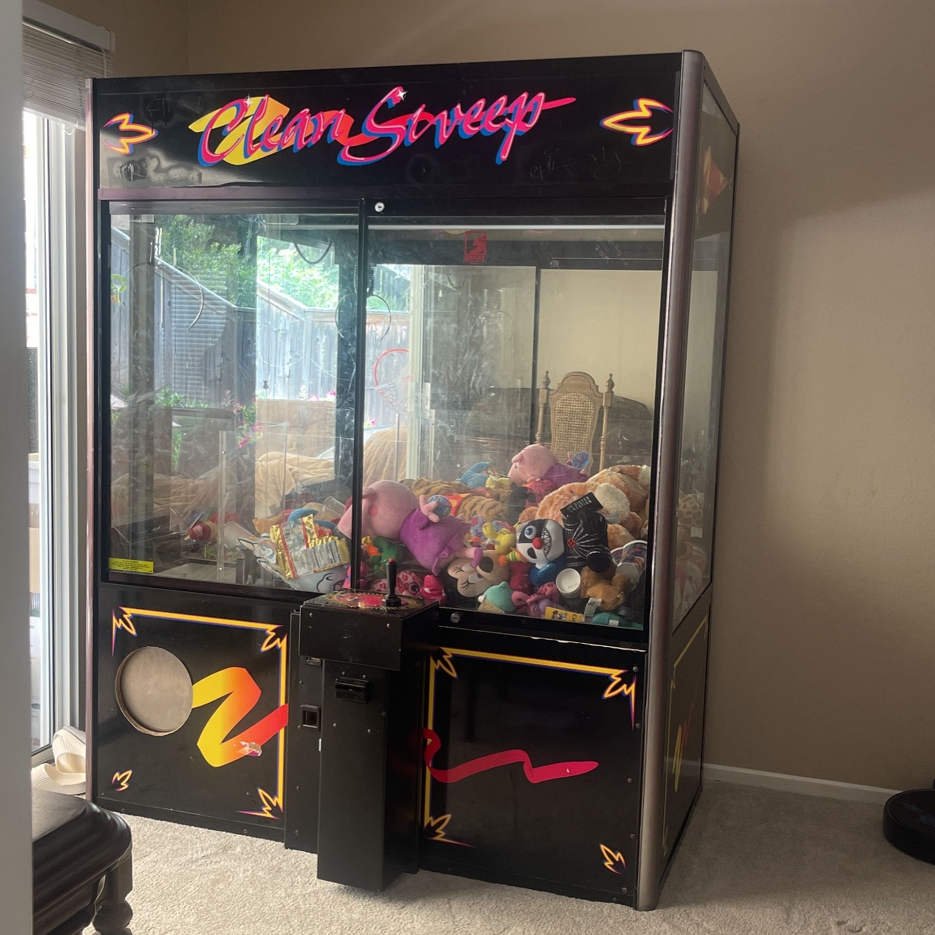Classic Claw machine for Sale in Temecula, CA - OfferUp