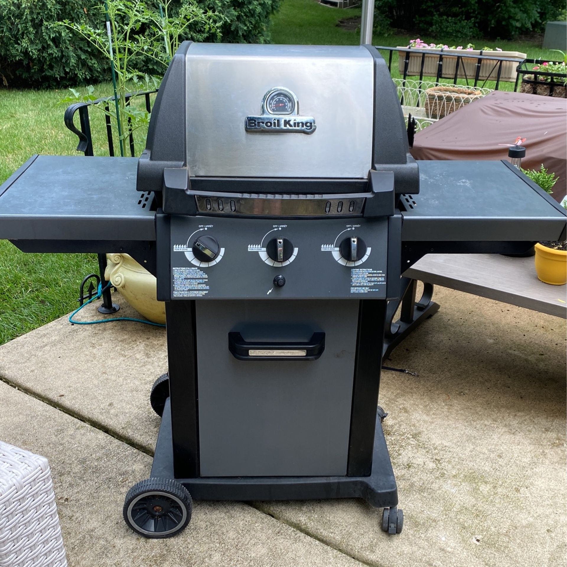 Three burner barbecue grill for Sale in Elgin, IL - OfferUp