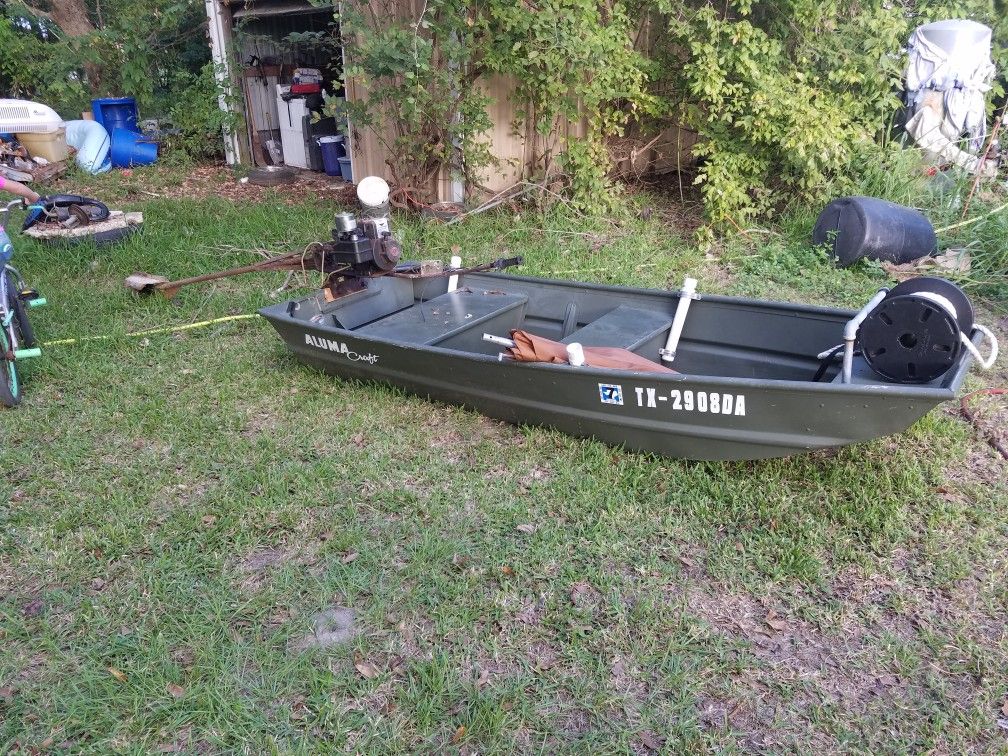 10 ft aluminum boat with shallow water motor set up for Sale in Alvin ...