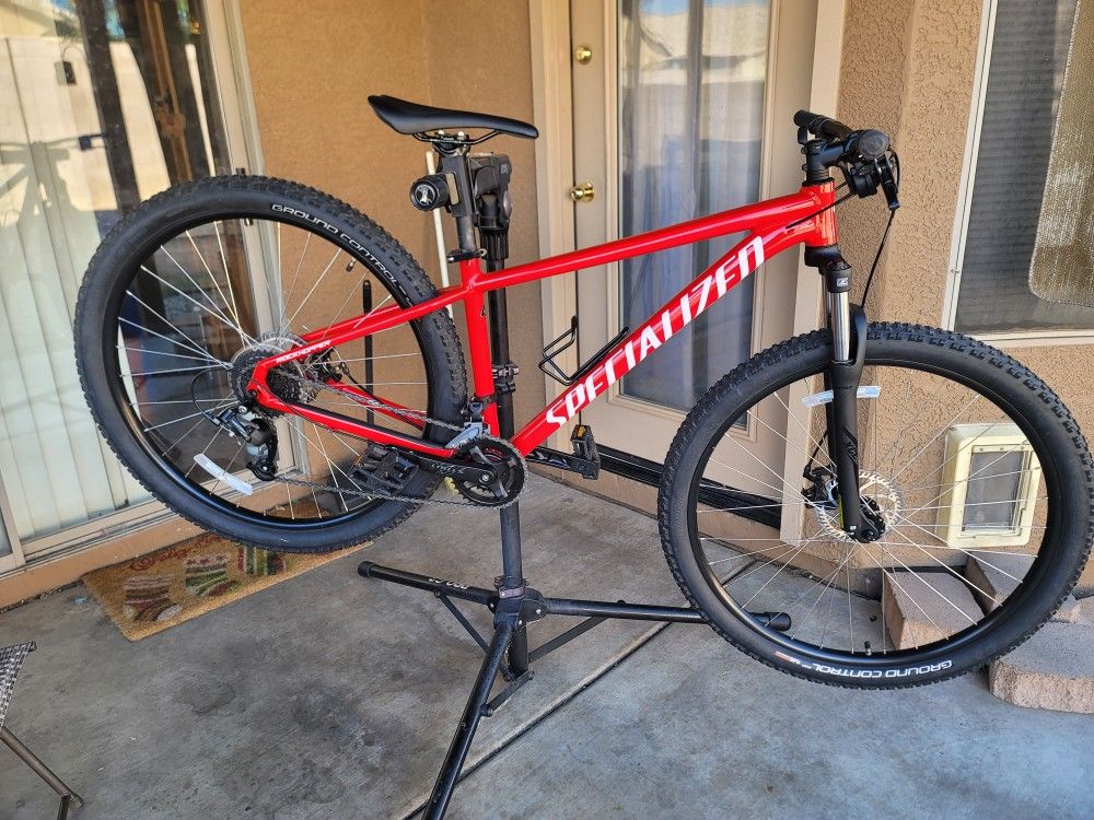 SPECIALIZED ROCKHOPPER MOUNTAIN BIKE 29ER (MEDIUM FRAME) for Sale in ...