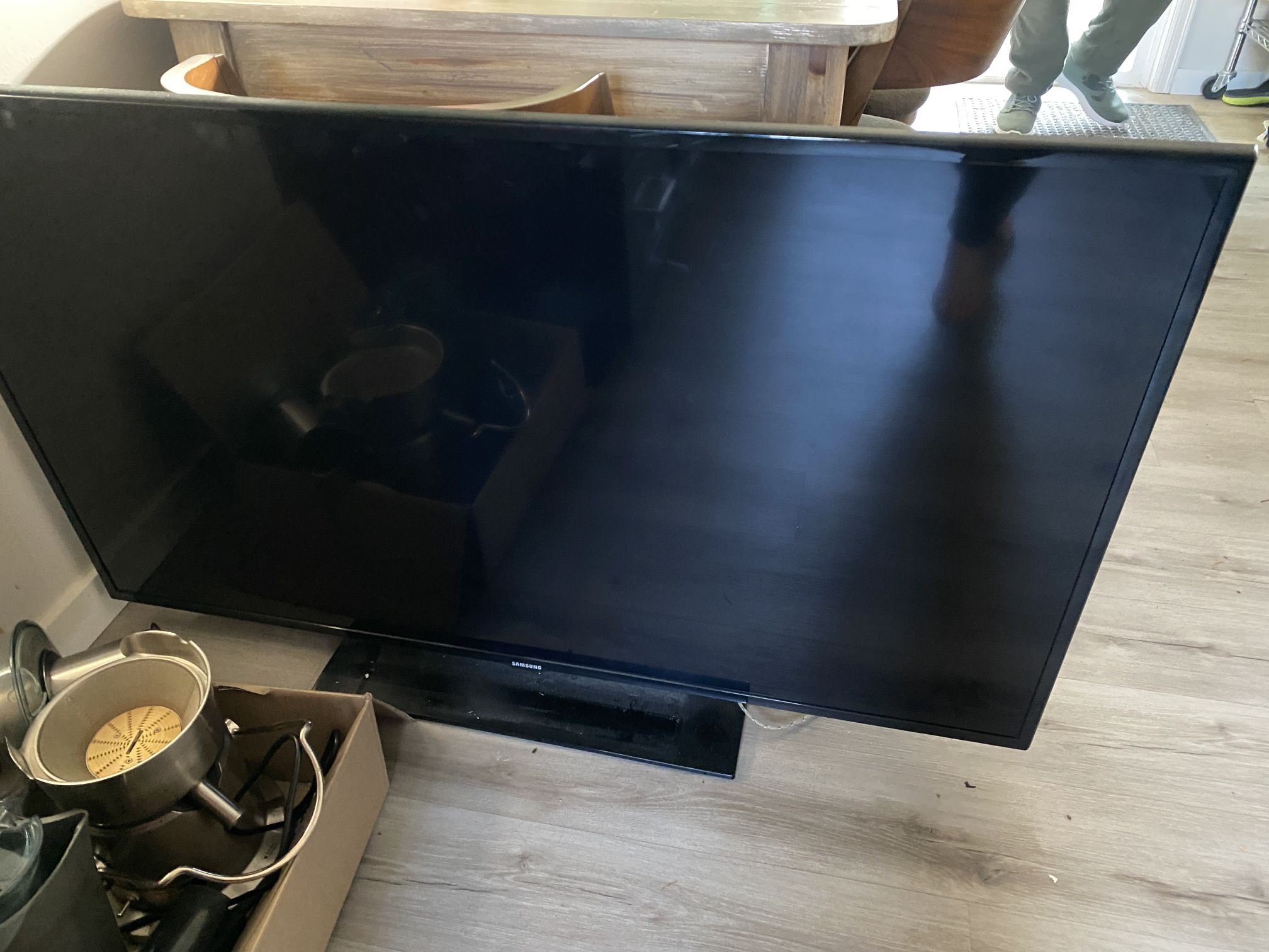 Samsung 55 Inch TV Damaged- Pending for Sale in Issaquah, WA - OfferUp