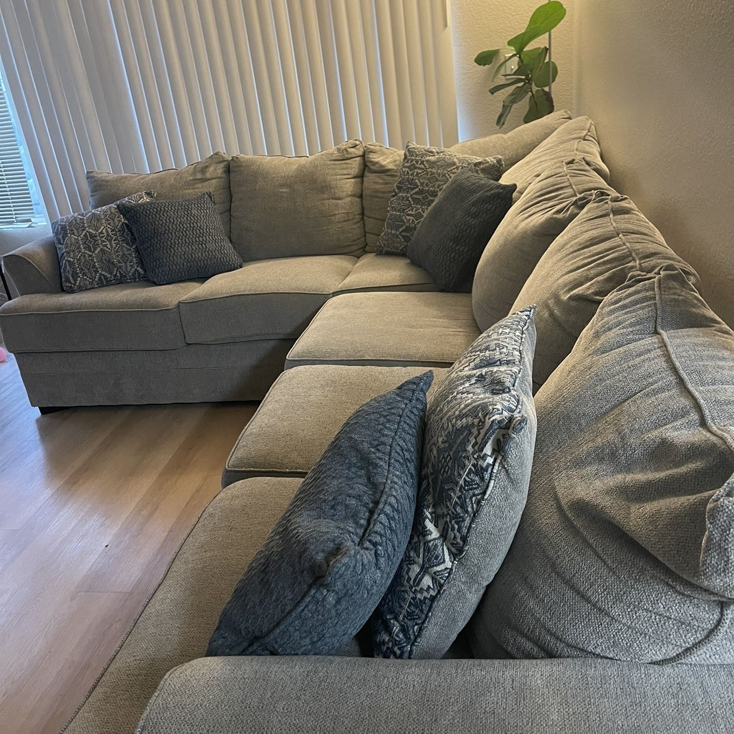 Broyhill Naples Sectional for Sale in San Diego CA OfferUp