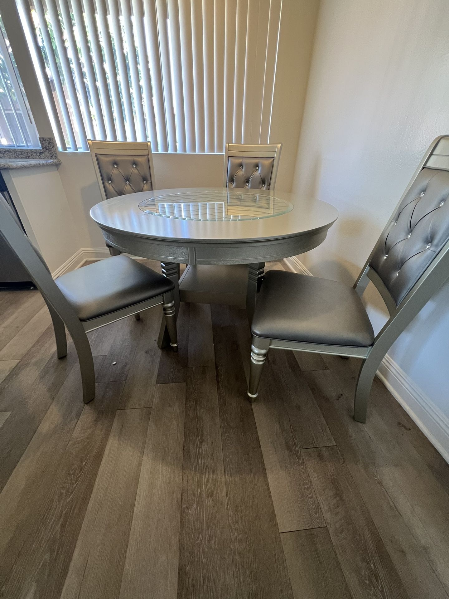 Diner Table Set of 5 for Sale in Tustin, CA - OfferUp