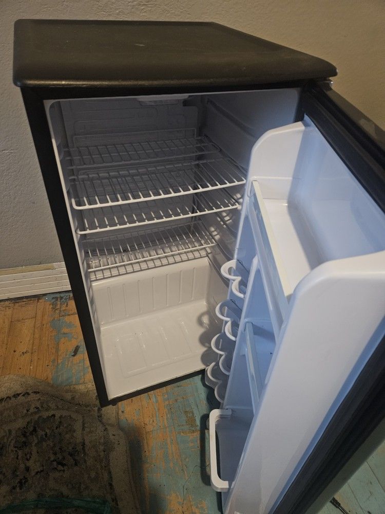 Nice Mini Fridge for Sale in Vancouver, WA - OfferUp