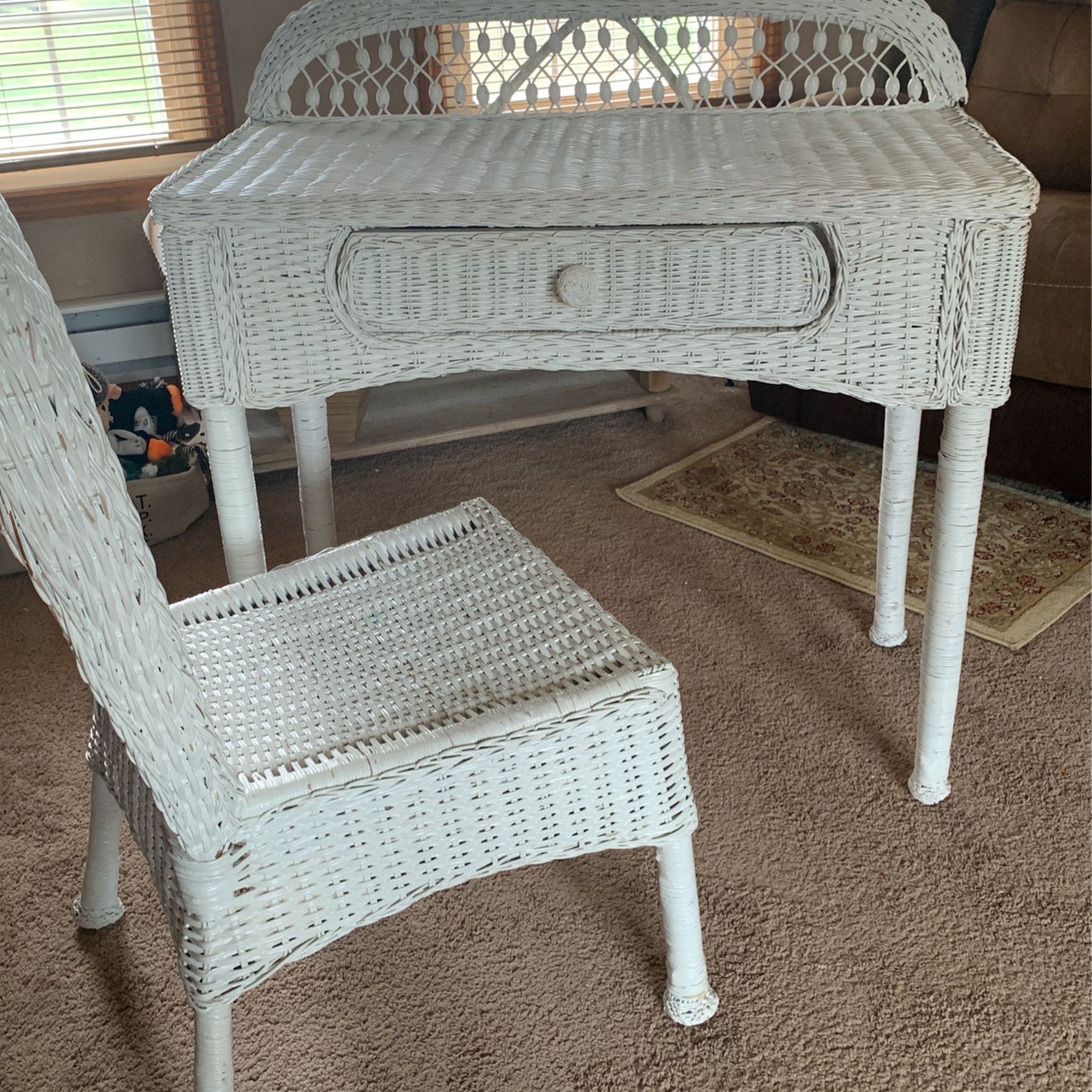 White Wicker Vanity And Chair Set for Sale in Smithfield, OH - OfferUp